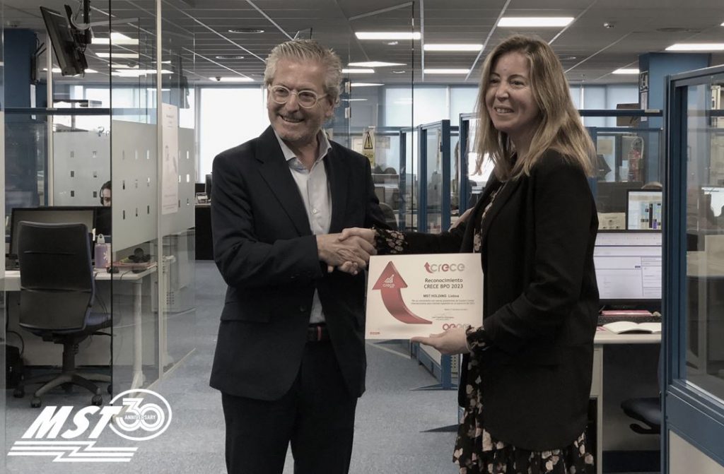MST Holding recoge el premio CRECE23 de manos de la AEER- Asociación ...